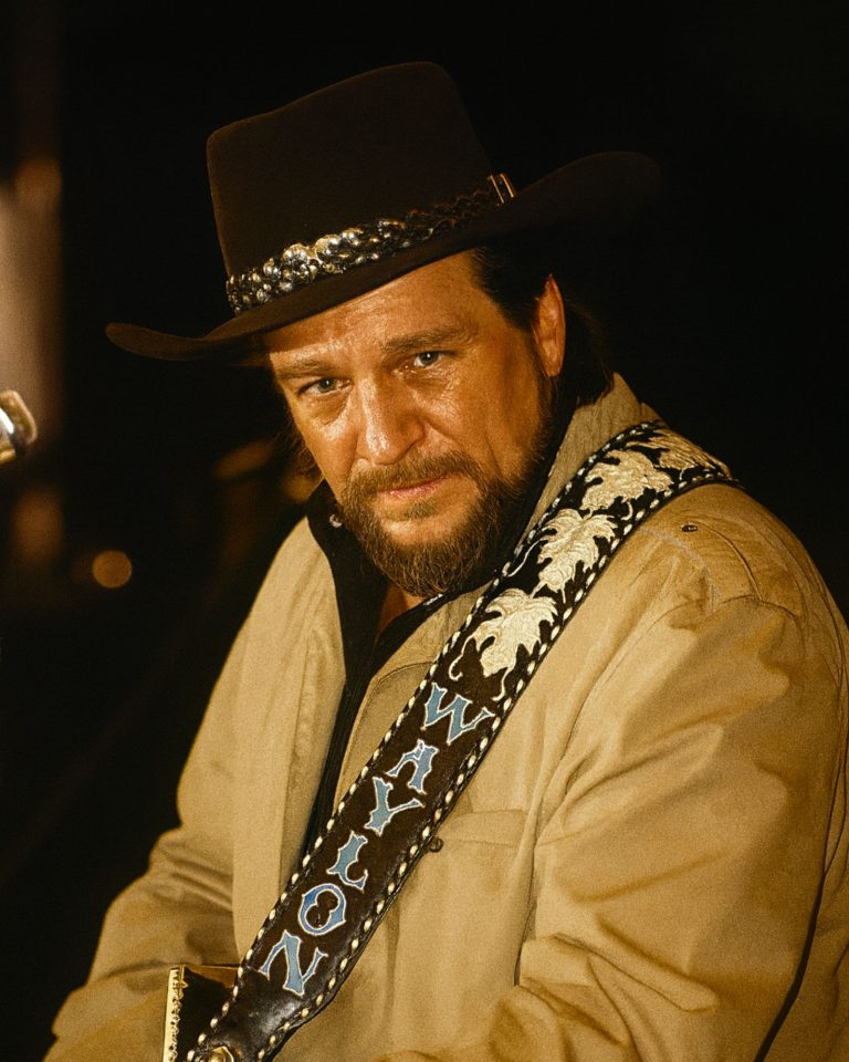 “THE NIGHT WAYLON’S BLACK HAT TURNED INTO OUTLAW LEGEND.” Most fans ...
